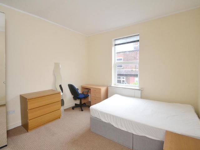 5 bedroom terraced house to rent