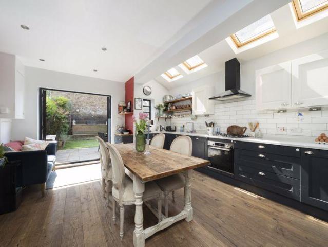 5 bedroom terraced house to rent