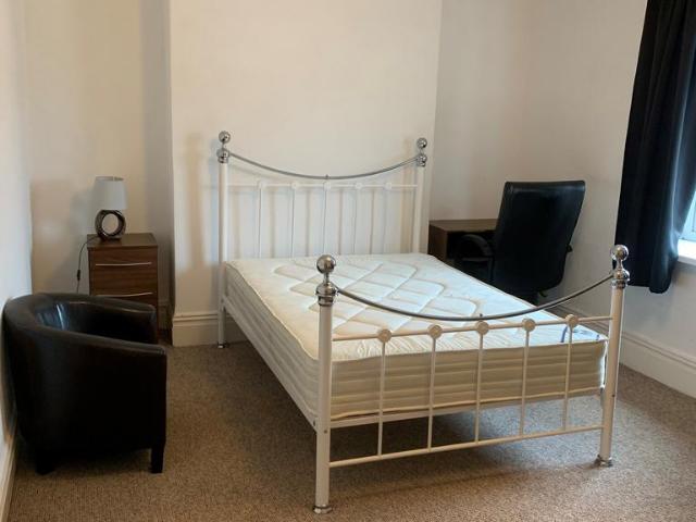 5 bedroom terraced house to rent