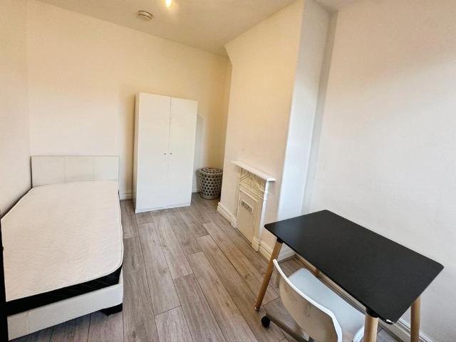 5 bedroom terraced house to rent