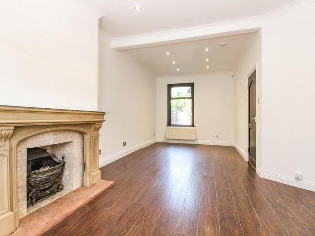 5 bedroom terraced house to rent