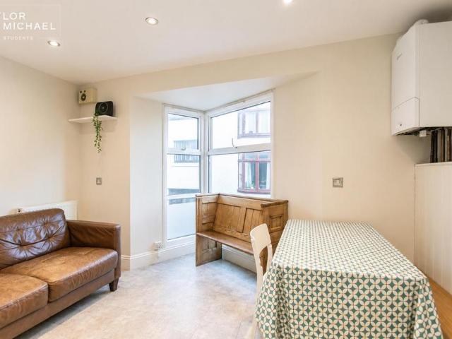 5 bedroom terraced house to rent