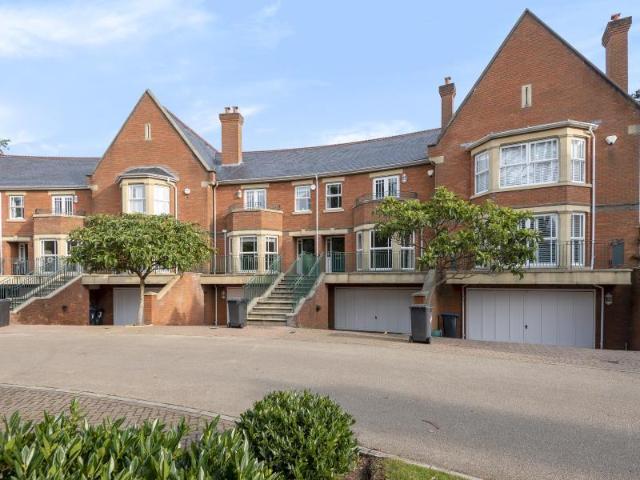 5 bedroom terraced house to rent