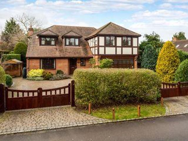 5 Bedrooms Detached house for rent in Sandisplatt Road, Maidenhead SL6