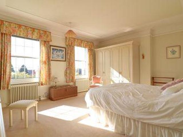 5 Bedrooms Detached house for sale in Maple Walk, Cooden, Bexhill On Sea, East Sussex TN39