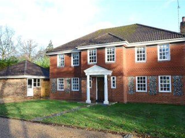 5 Bedrooms Detached house for sale in Attenborough Close, Fleet, Hampshire GU51