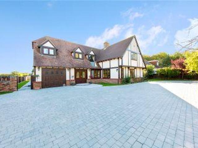 5 Bedrooms Detached house for sale in Burnt Mills Road, Burnt Mills, Essex SS13