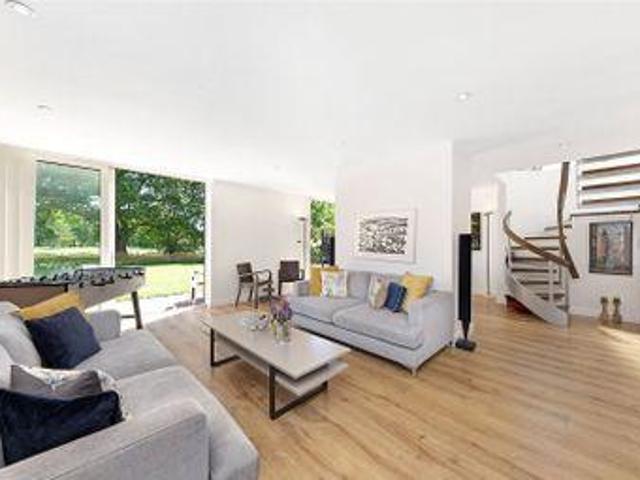 5 Bedrooms Detached house for sale in Badgers Walk, New Malden, Surrey KT3