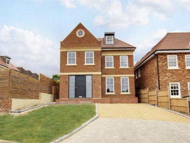 5 Bedrooms Detached house for sale in Calder Avenue, Brookmans Park, Hertfordshire AL9