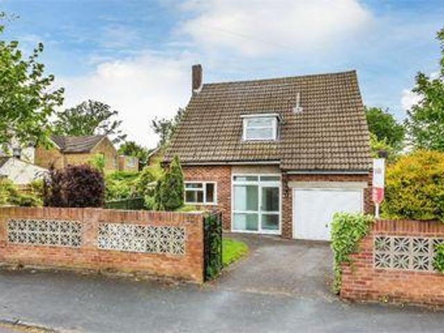5 Bedrooms Detached house for sale in Clements Road, Walton On Thames, Surrey KT12