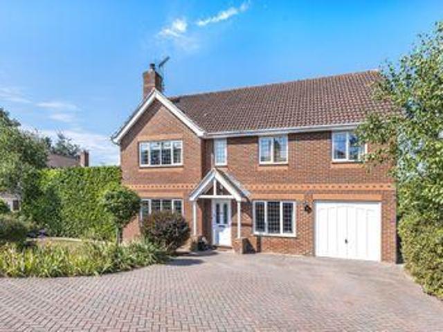 5 Bedrooms Detached house for sale in Danesfield, Ripley, Woking GU23