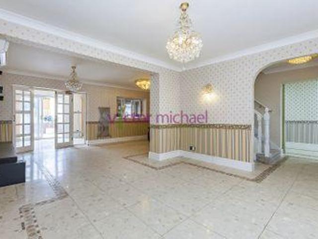 5 Bedrooms Detached house for sale in Dovedale Avenue, Ilford, Essex IG5