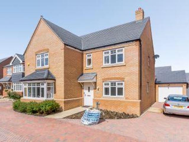 5 Bedrooms Detached house for sale in Goldfinch Place, Henlow SG16