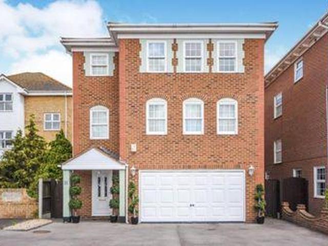 5 Bedrooms Detached house for sale in Point Road, Canvey Island, Essex SS8