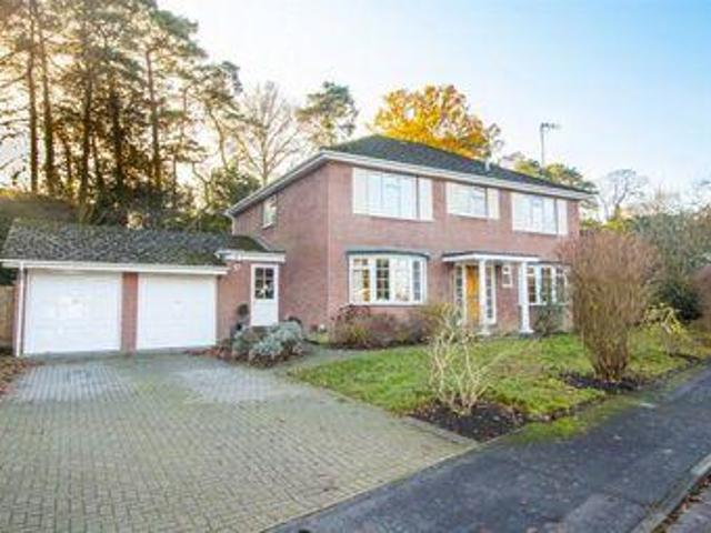 5 Bedrooms Detached house for sale in Rosedene Gardens, Fleet GU51