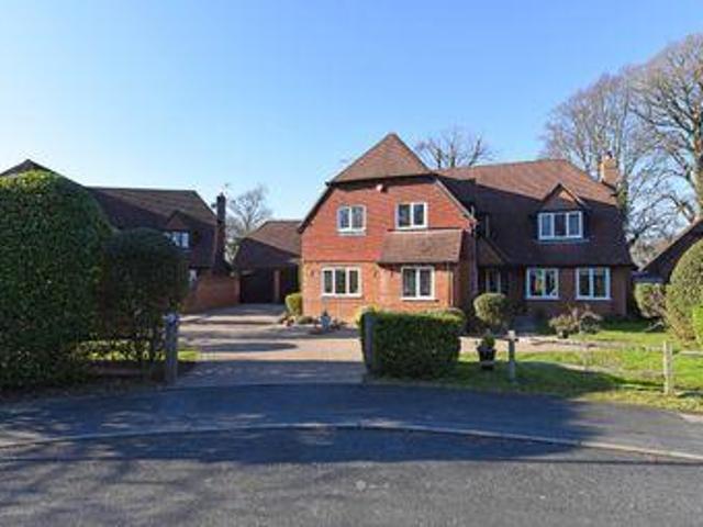 5 Bedrooms Detached house for sale in Seton Drive, Hook RG27