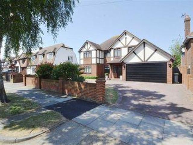 5 Bedrooms Detached house for sale in The Broadway, Thorpe Bay, Essex SS1