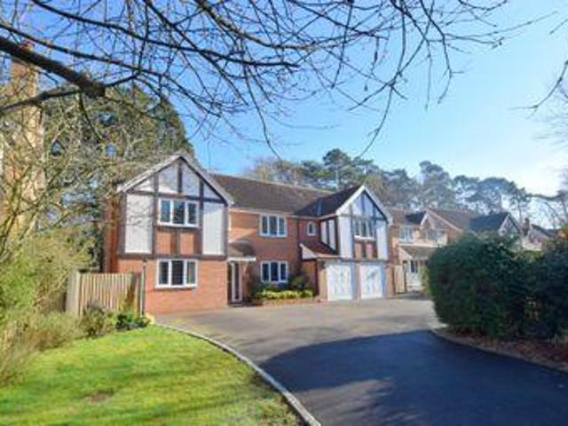 5 Bedrooms Detached house for sale in Wynne Gardens, Church Crookham, Fleet GU52
