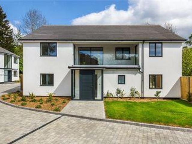 5 Bedrooms Detached house for sale in Woking, Surrey GU22