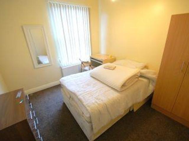 5 Bedrooms End terrace house for rent in Westfield Road, Hyde Park, Leeds LS3