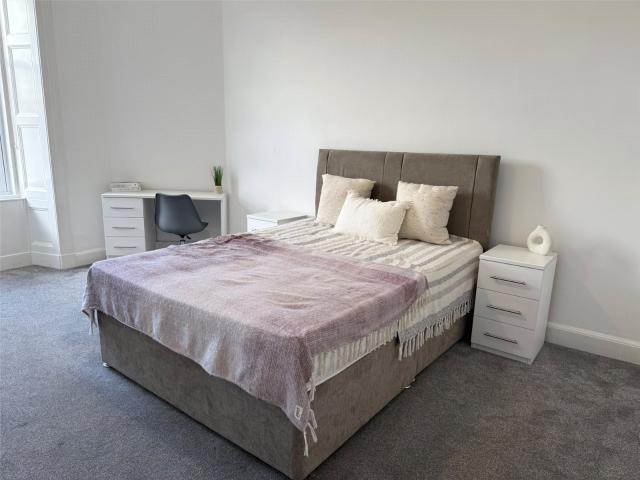 5 bedrooms flat