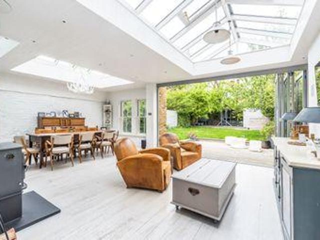 5 Bedrooms Flat for rent in Criffel Avenue, London SW2