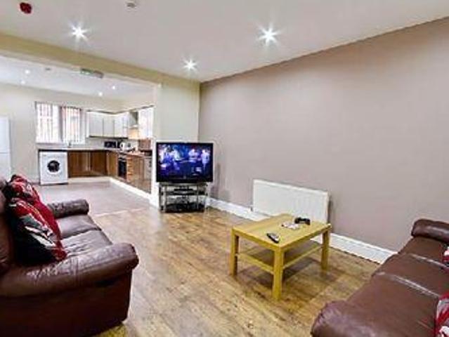 5 Bedrooms Flat for rent in Jemmett Street, Preston, Lancashire PR1