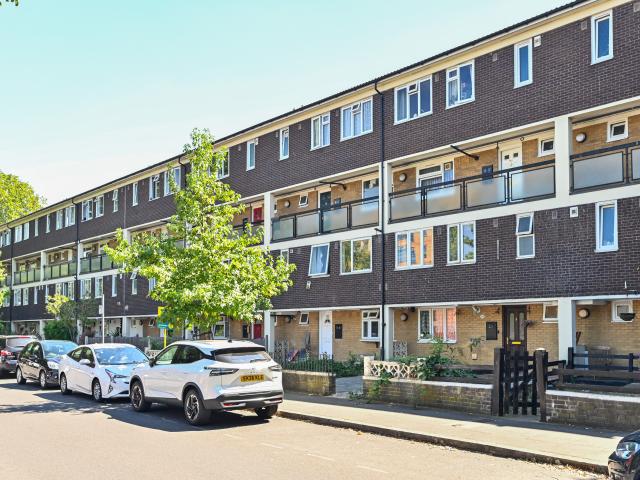 5 Bedrooms Flat for Rent in Malmesbury Road | Foxtons