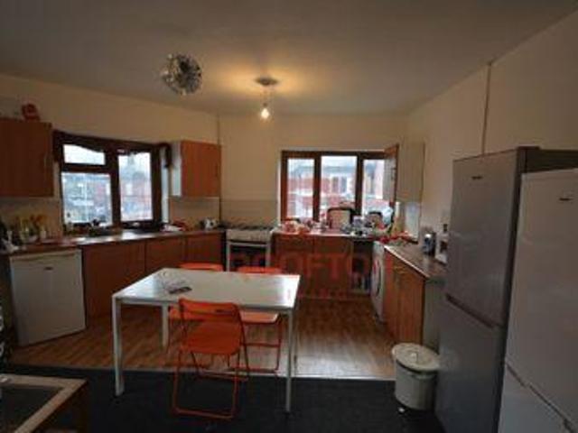 5 Bedrooms Flat for rent in Queens Road, Hyde Park, Leeds LS6
