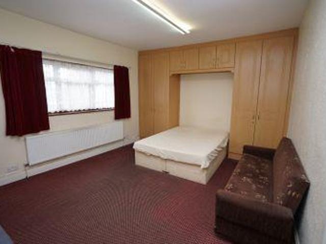 5 Bedrooms Flat for rent in Third Avenue, London E12