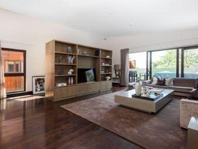 5 Bedrooms Flat for sale in West Heath Road, London NW3