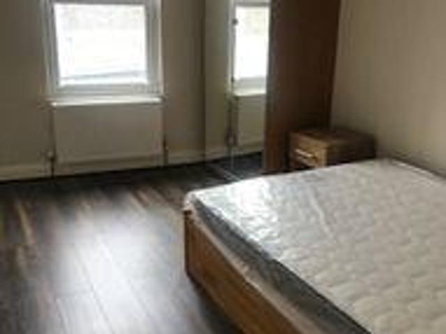 5 Bedrooms for rent in Moxon Street, Barnet EN5