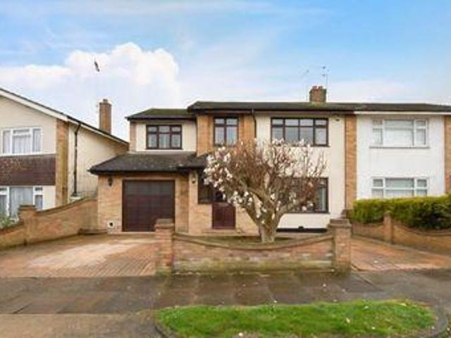 5 Bedrooms for rent in Ashurst Avenue, Southend On Sea SS2