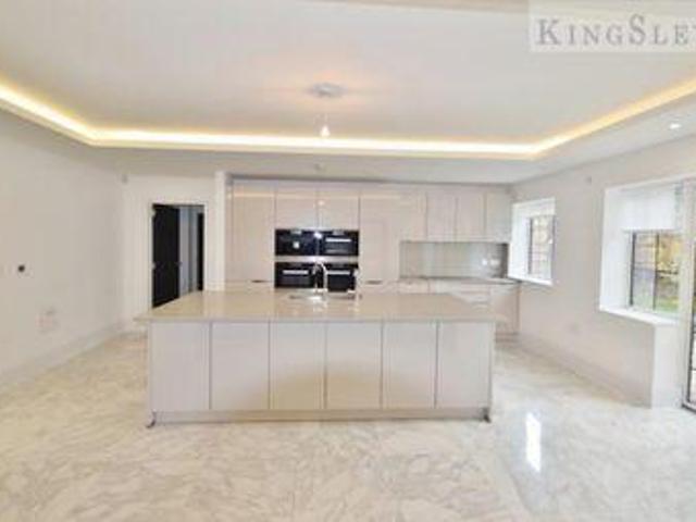 5 Bedrooms for rent in Chandos Way, Wellgarth Road, London NW11