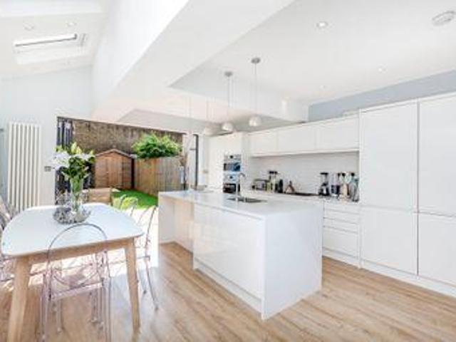 5 Bedrooms for rent in Effra Road, London SW19