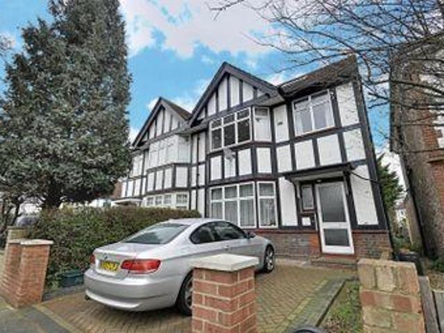 5 Bedrooms for rent in Lillian Avenue, London W3