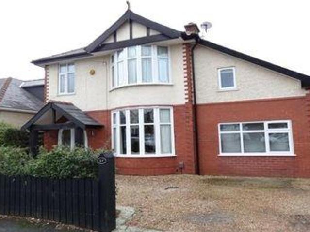 5 Bedrooms for rent in Queens Drive, Fulwood PR2