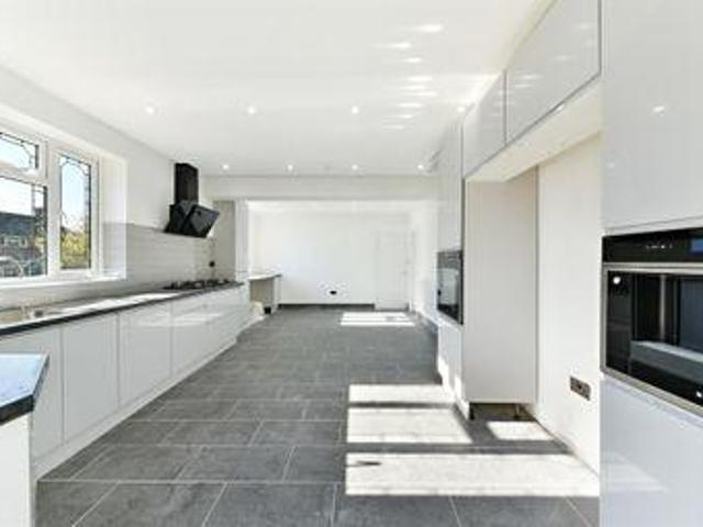 5 Bedrooms for sale in Mansfield Drive, Merstham RH1