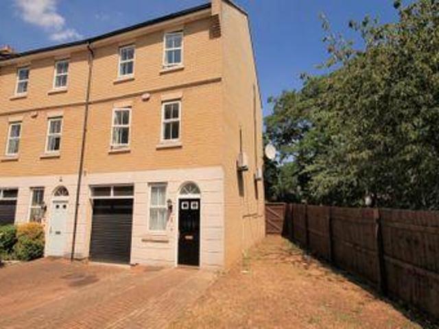 5 Bedrooms for sale in Monarch Way, Ilford IG2