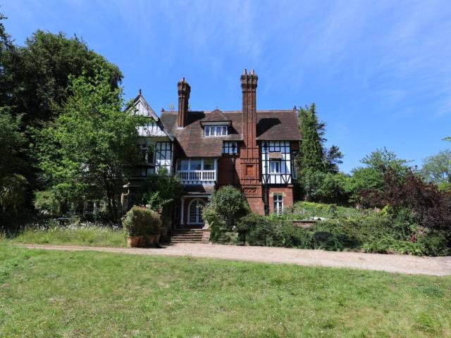 5 Bedrooms House Semi Detached To Let
