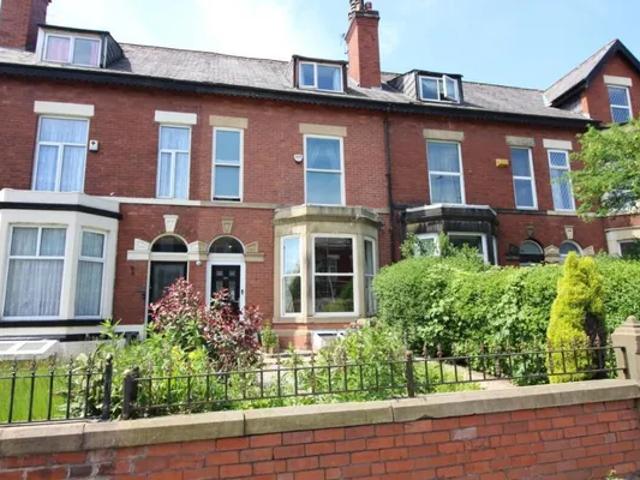 5 bedrooms house to rent