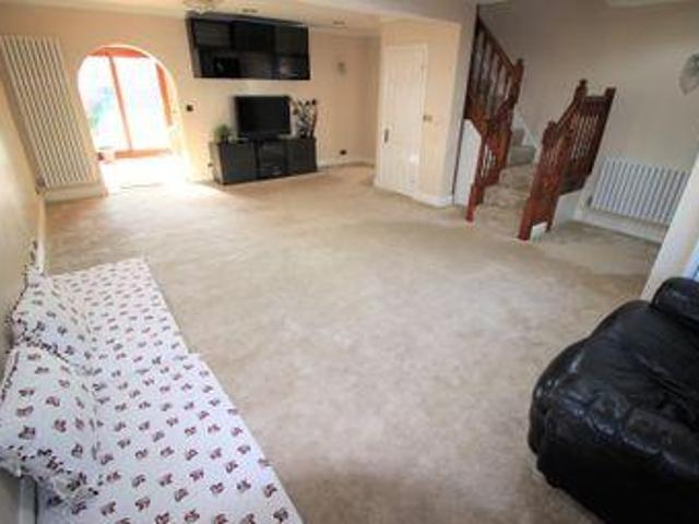 5 Bedrooms Semi detached house for rent in Blackpool Gardens, Hayes UB4