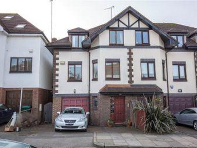 5 Bedrooms Semi detached house for rent in Dollis Park, Finchley Central N3