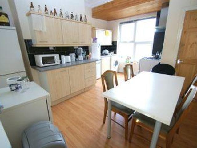 5 Bedrooms Semi detached house for rent in Hartley Avenue, Woodhouse, Leeds LS6