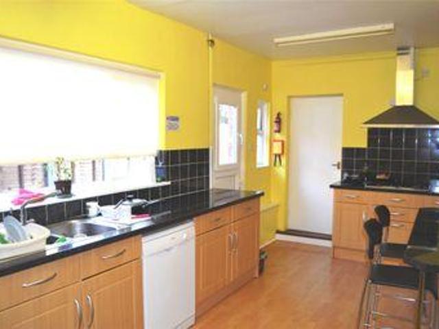 5 Bedrooms Semi detached house for rent in Henry Road, Gloucester GL1