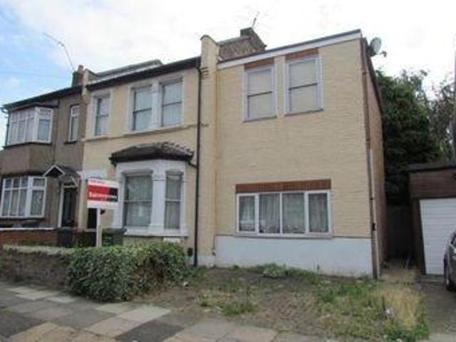 5 Bedrooms Semi detached house for rent in Saville Road, Romford, Essex RM6
