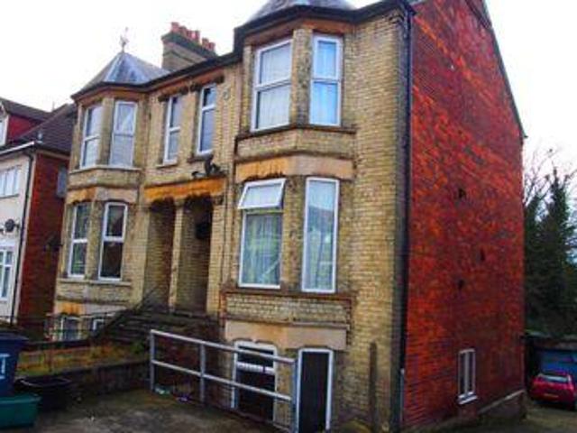 5 Bedrooms Semi detached house for rent in Roberts Road, High Wycombe HP13