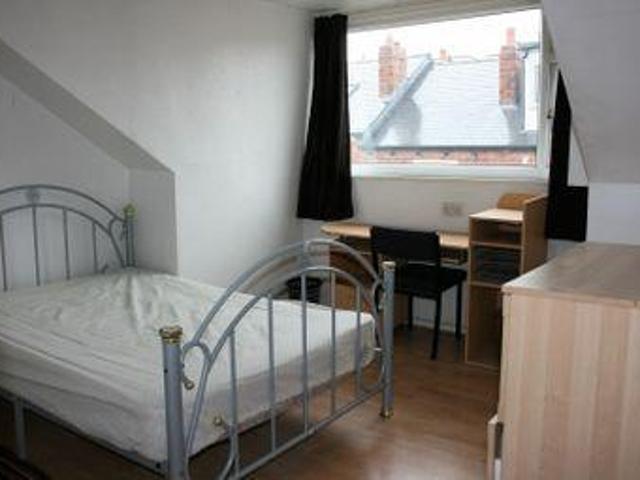 5 Bedrooms Terraced house for rent in Burley Lodge Terrace, Hyde Park, Leeds LS6