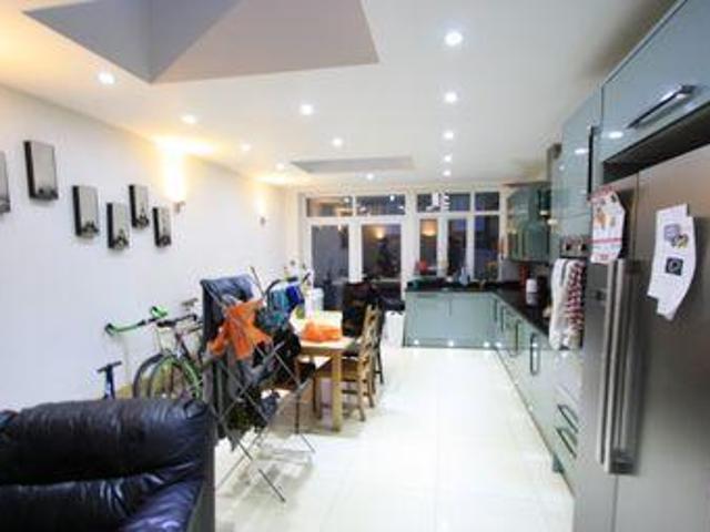 5 Bedrooms Terraced house for rent in Rostella Rd, Tooting SW17