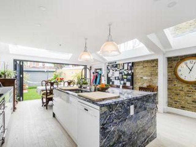 5 Bedrooms Terraced house for rent in Stormont Road, London SW11